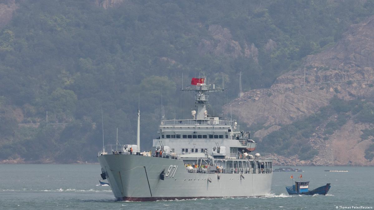 China rehearses Taiwan blockade as US deploys destroyer – DW – 04/10/2023