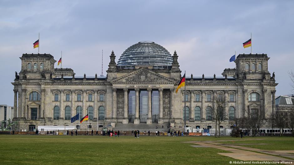 German govt. to spend over €2 billion on buildings — report – DW – 04 ...