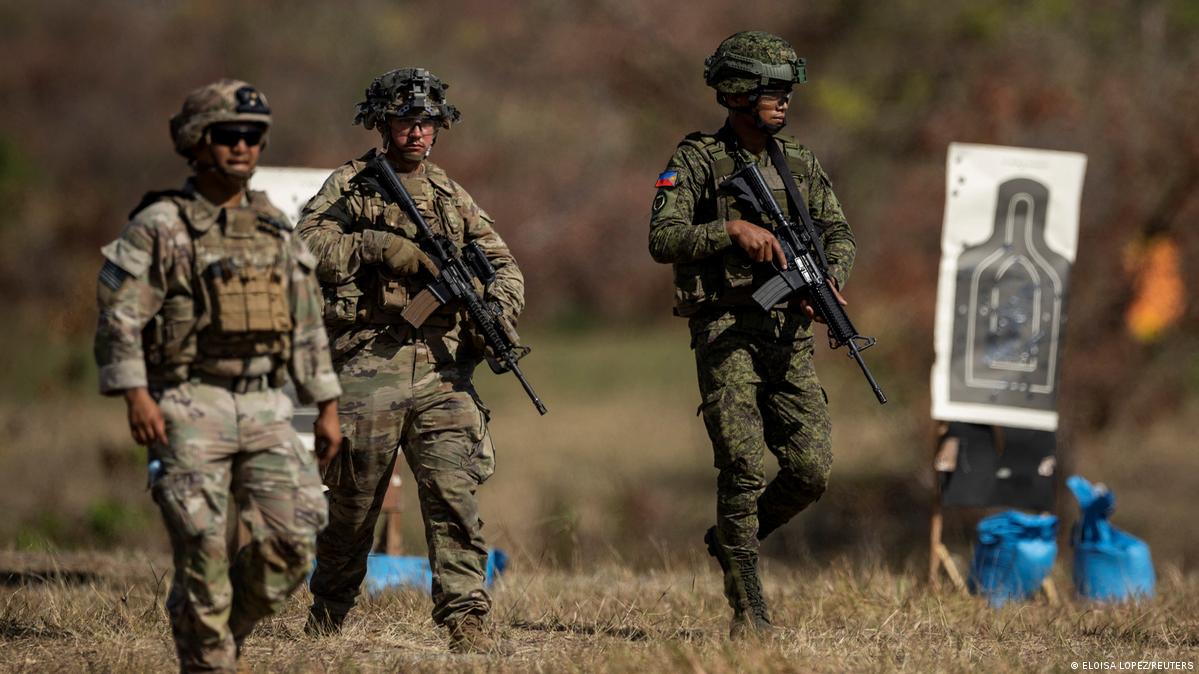 US, Philippines joint war games send a signal to China – DW – 04/11/2023