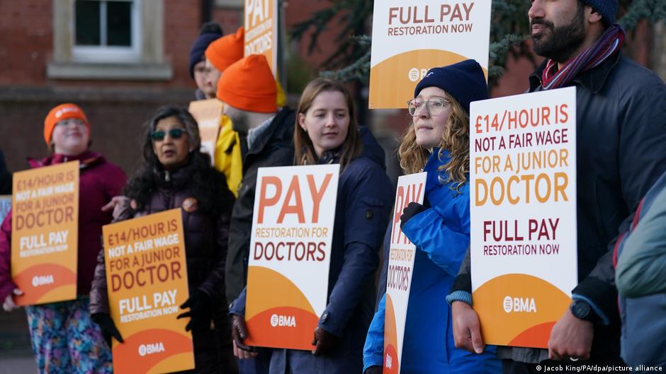 Britain's NHS strike: Doctors want more pay – DW – 01/04/2024