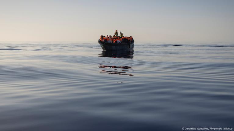 Greece launches mission to rescue migrants on stranded yacht – DW – 08 ... Greece launches mission to rescue migrants on stranded yacht – DW – 08 ...
