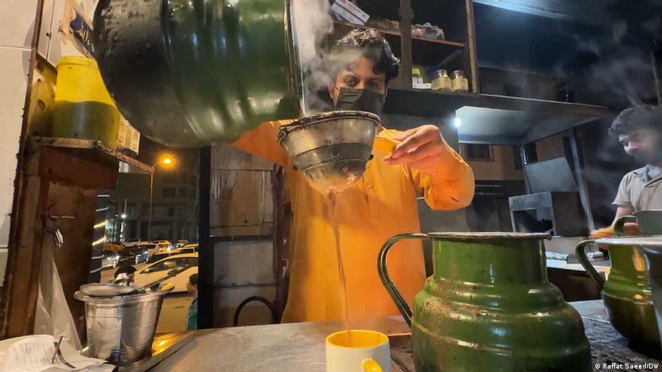 Pakistan: Karachi's changing tea shop culture – DW – 04/17/2023