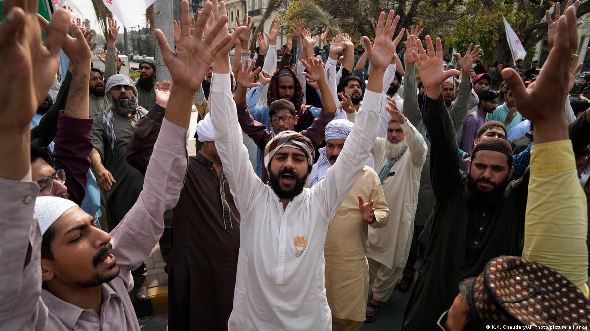 Pakistan mob lynches demonstrator over alleged blasphemy – DW – 05/07/2023