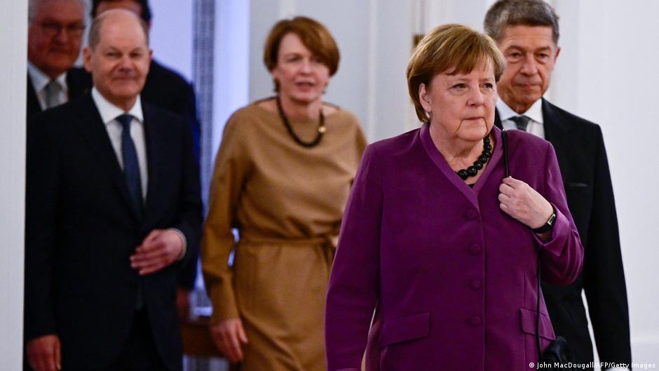 Angela Merkel receives Germany's highest Order of Merit – DW – 04/17/2023