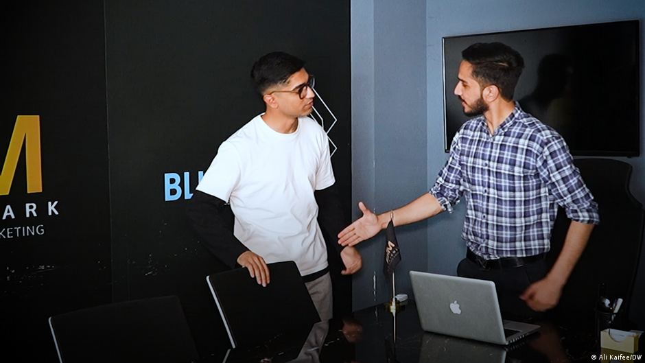 Pakistan's 'brain drain' amid economic crisis – DW – 04/18/2023