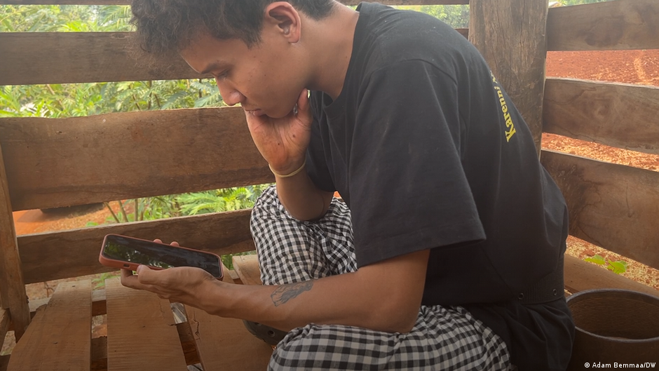 On air with Myanmar's pirate radio station – DW – 04/20/2023