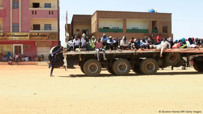 اللاجئون السودانيون بين جحيم الحرب في الداخل والروتين في مصر سياسة