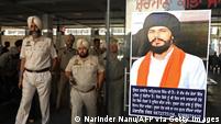 India: Police arrest fugitive Sikh separatist Amritpal Singh – DW – 04 ...