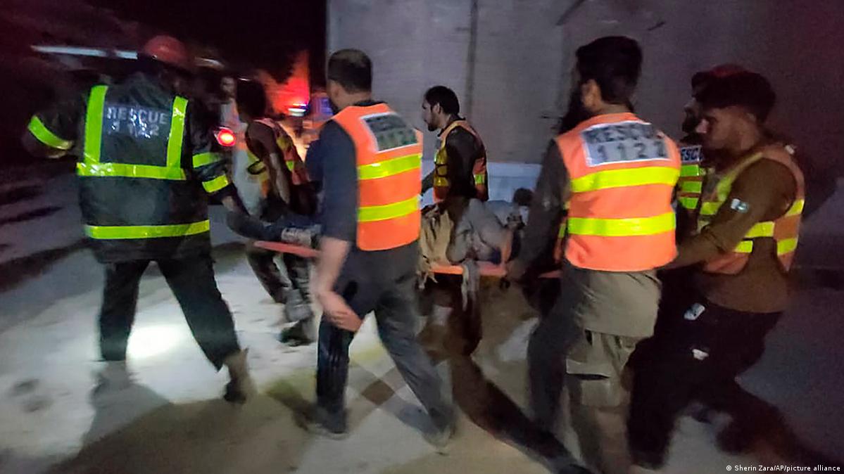 Pakistan: Deadly multiple explosions hit police station