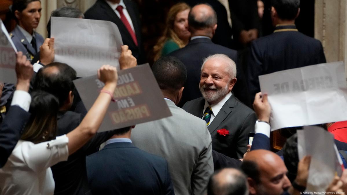 Lula deixa Portugal entre críticas, protestos e apelos à paz – DW – 25 ... Lula deixa Portugal entre críticas, protestos e apelos à paz – DW – 25 ...