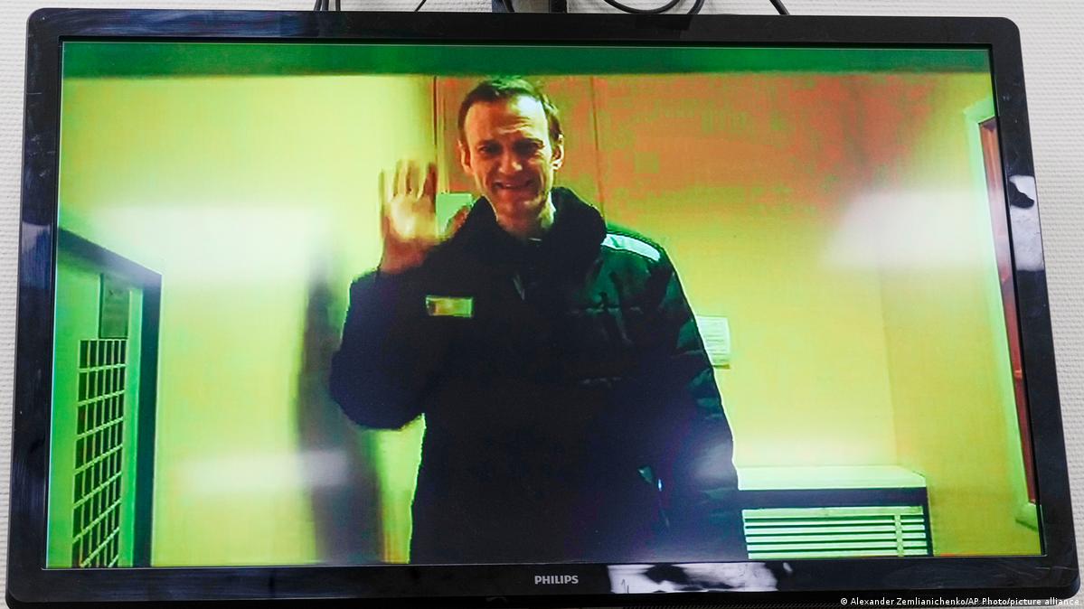 Navalny denounces 'absurd' trial, as new charges emerge – DW – 04/26/2023