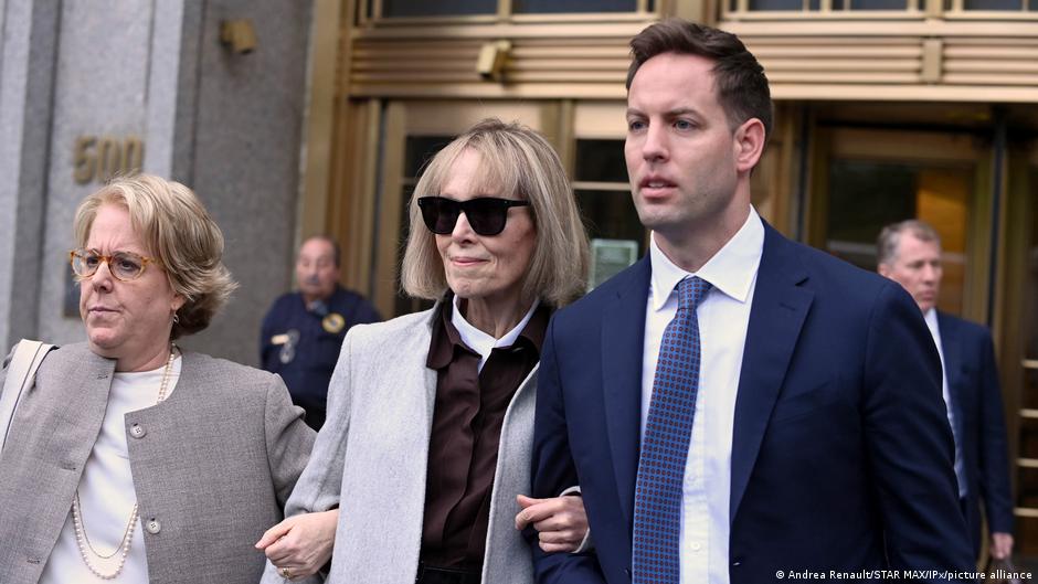 Woman accusing Donald Trump of rape testifies in court – DW – 04/26/2023