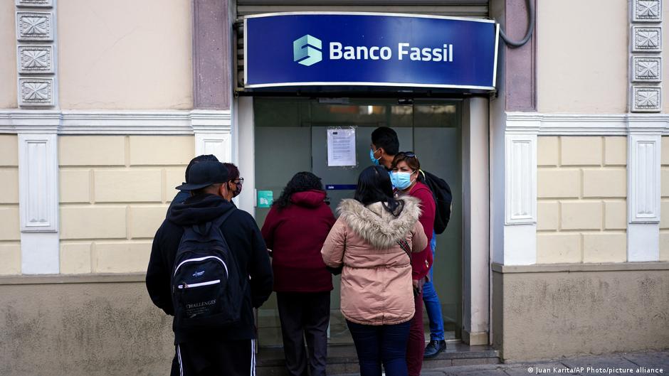 Clientes toman sedes de uno de los mayores bancos de Bolivia – DW – 27 ...