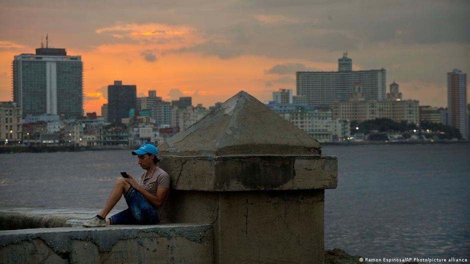 Cuba conectada a cable submarino de internet desde Martinica