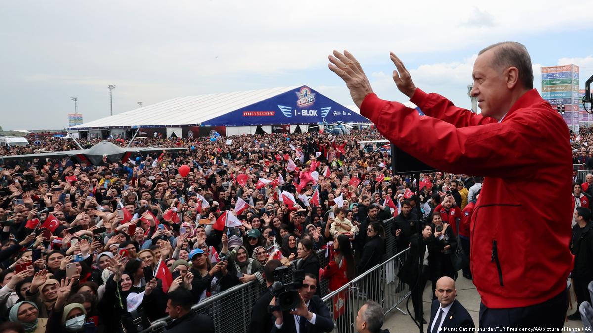 Turkey: Erdogan returns to election trail after illness – DW – 04/29/2023