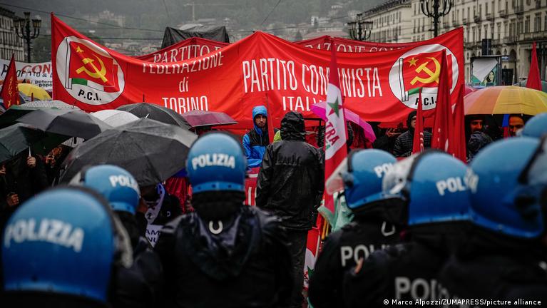 Italy slashes anti-poverty subsidies – DW – 05/01/2023