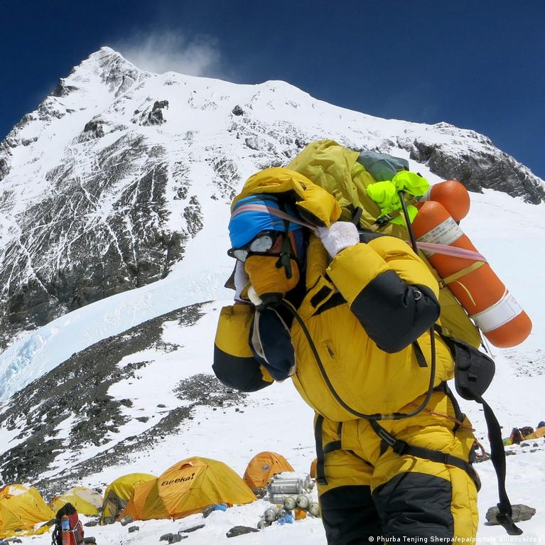 Mount Everest Climbers Camp Everest Xenon Climbers Hurry To Make