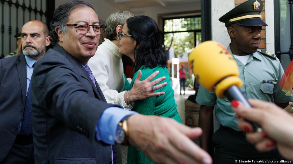 Petro llega a España para su primera visita oficial al país – DW – 02 ...