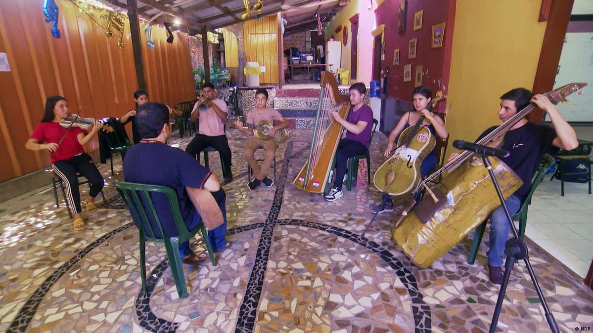 Paraguay: la Orquesta de Instrumentos Reciclados de Cateura – DW – 05 ...