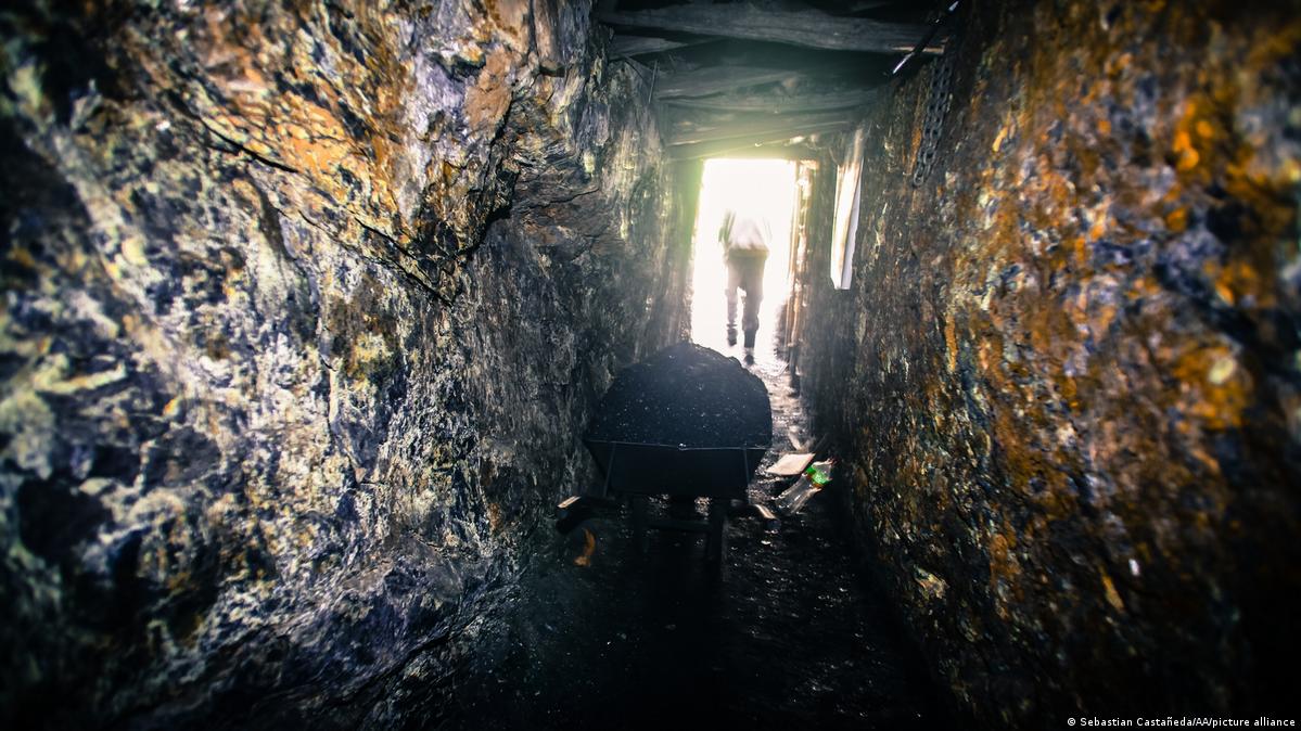 Perú: ataque a la mina Poderosa deja nueve personas muertas – DW – 03 ...