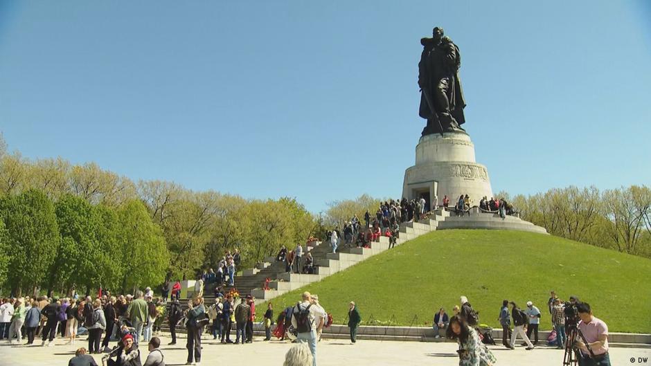 Russians and Ukrainians in Berlin celebrate Victory Day – DW – 05/09/2023