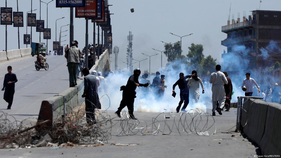 Imran Khan's arrest pushes Pakistan deeper into turmoil – DW – 05/10/2023