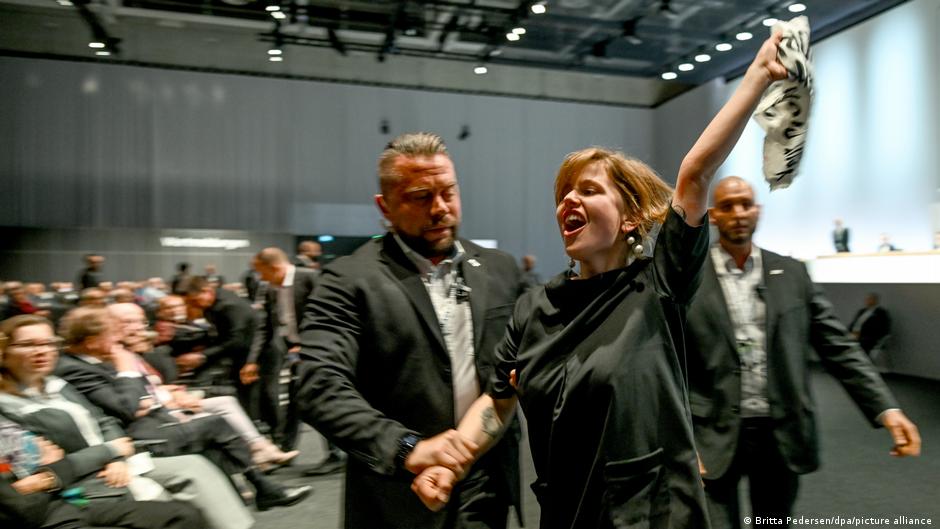 Activists throw cake amid protest at Volkswagen meeting – DW – 05/11/2023