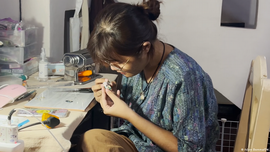 Myanmar designer struggles to build her business in Thailand – DW – 05 ...