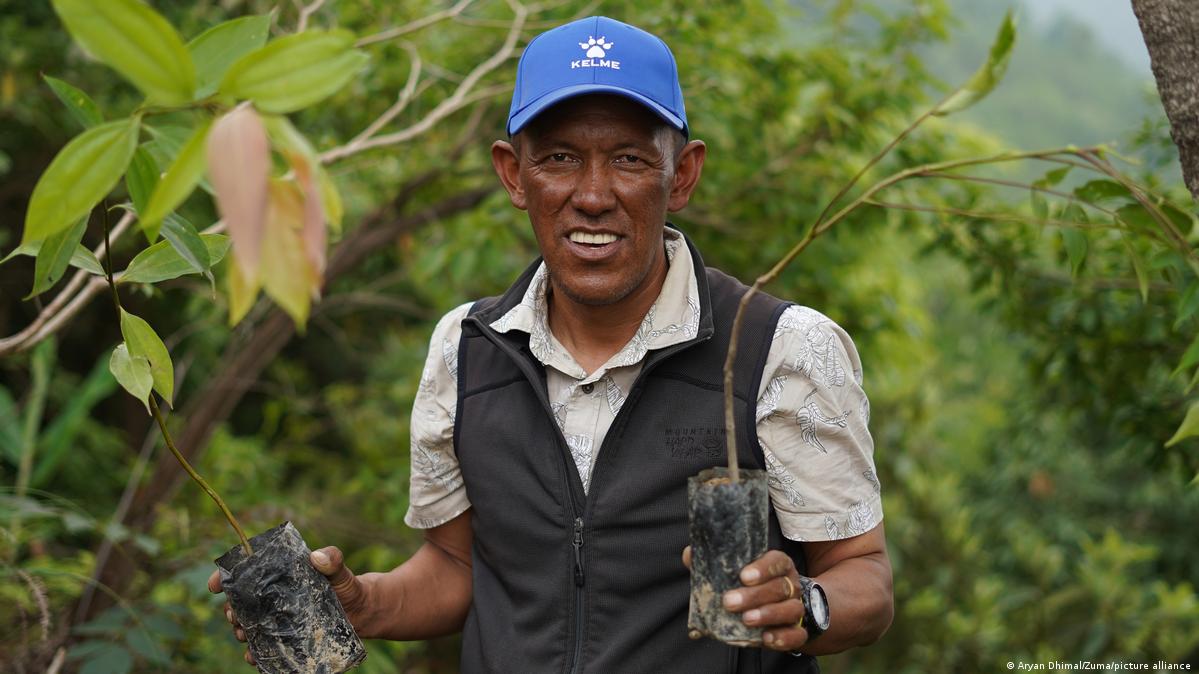 Sherpa becomes 2nd person to scale Everest 26 times – DW – 05/14/2023