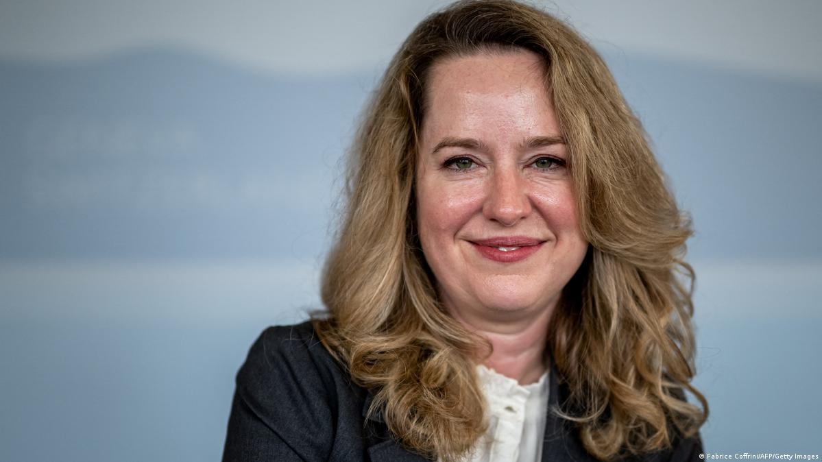 Amy Pope, primera mujer en dirigir agencia para migraciones – DW – 15 ...