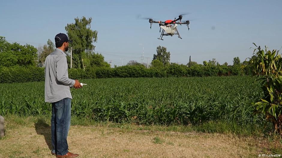 Pakistan farmers adopt agricultural drones – DW – 05/17/2023