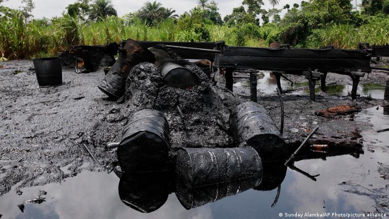 Nigeria steps up fight against illegal oil trade