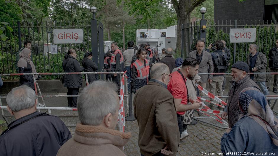 Turkey election runoff: Voting opens for citizens abroad – DW – 05/20/2023