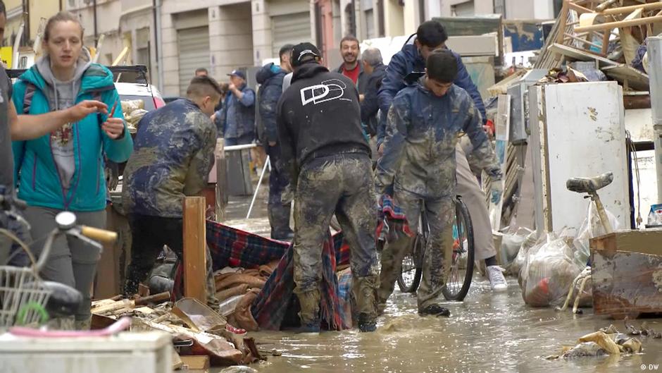 After deadly flood, cleanup begins in hard-hit Italian town – DW – 05 ...