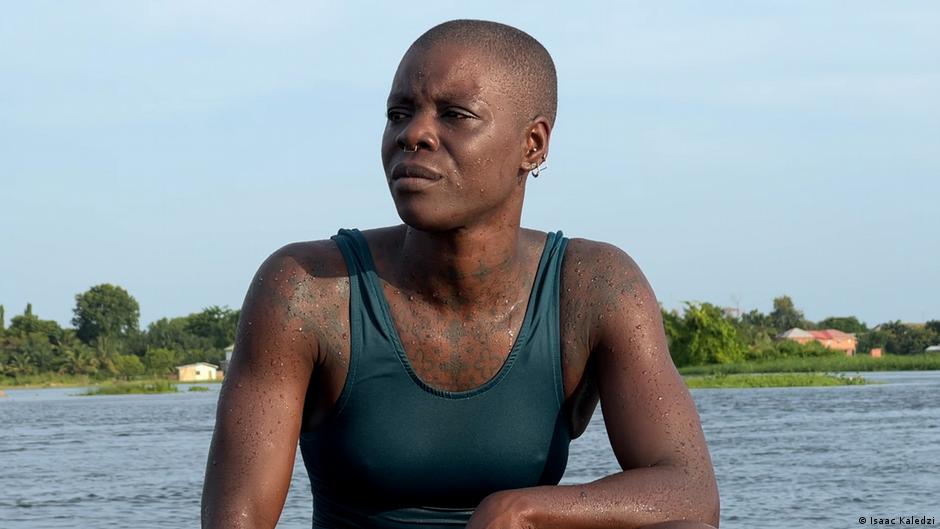 Ghanaian activist swims across Volta River – DW – 05/24/2023