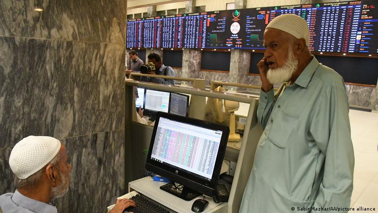 Pakistan's brain drain crisis escalates as thousands leave – DW – 05/25 ...