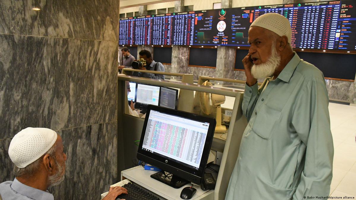 Pakistan's brain drain crisis escalates as thousands leave – DW – 05/25 ...