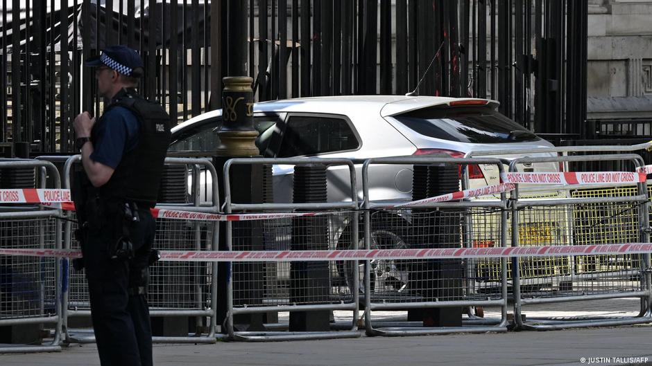 UK: Car crashes into Downing Street gates in London – DW – 05/25/2023