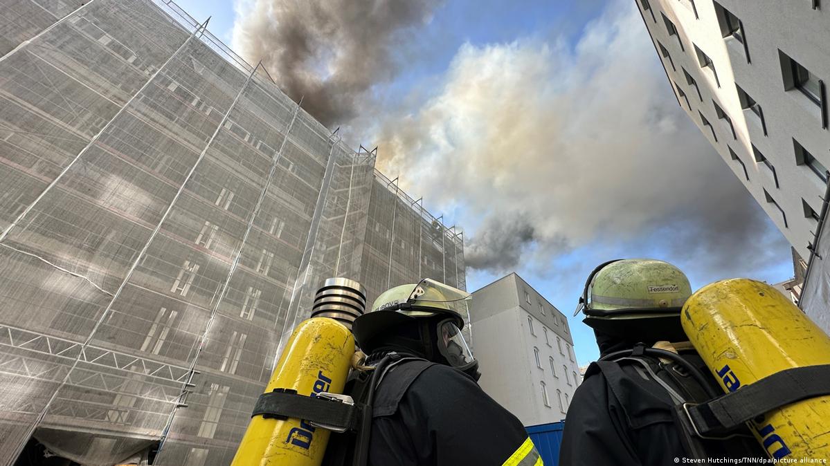 Germany: Large fire in central Hamburg, smoke warning lifted – DW – 05 ...