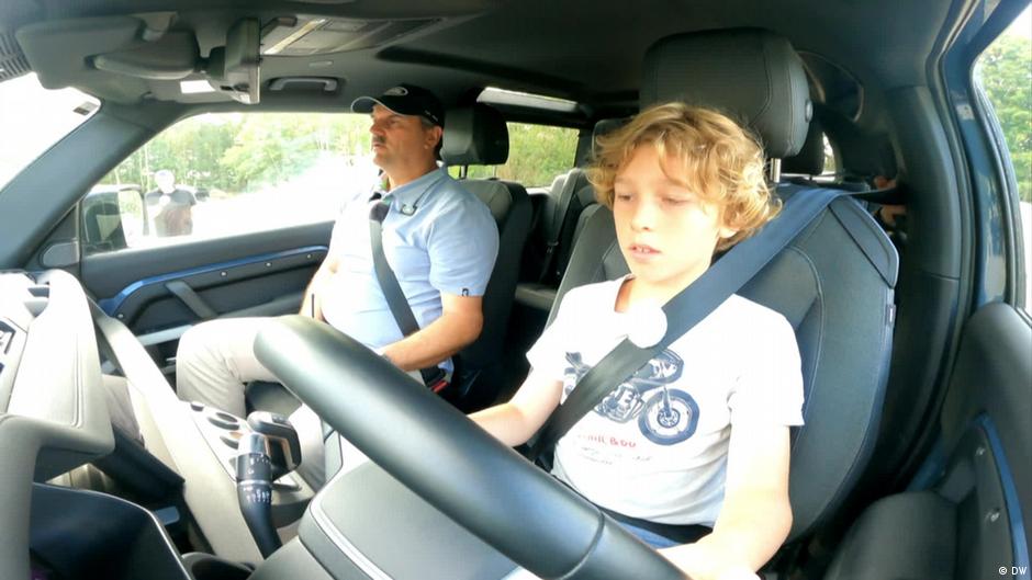 Eleven-year-old drives a Range Rover – DW – 05/30/2023
