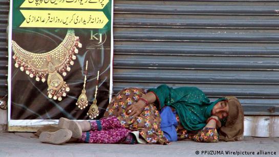 Pakistan: Poor suffer as cash crunch hits charity projects