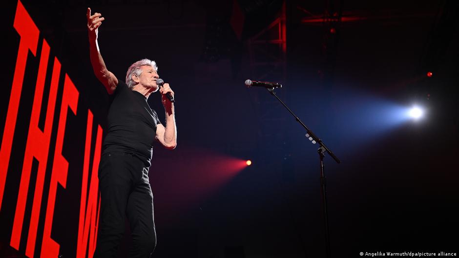 Roger Waters performs minus Nazi-style uniform in Frankfurt – DW – 05 ...