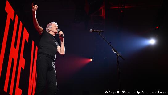 Roger Waters performs minus Nazi-style uniform in Frankfurt
