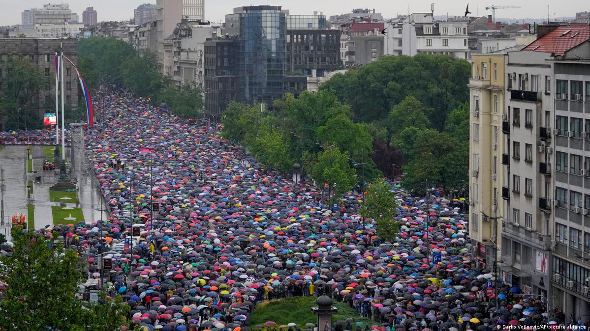 Bilans mitinga i protesta pod kišobranima u Beogradu – DW – 28. 5. 2023.