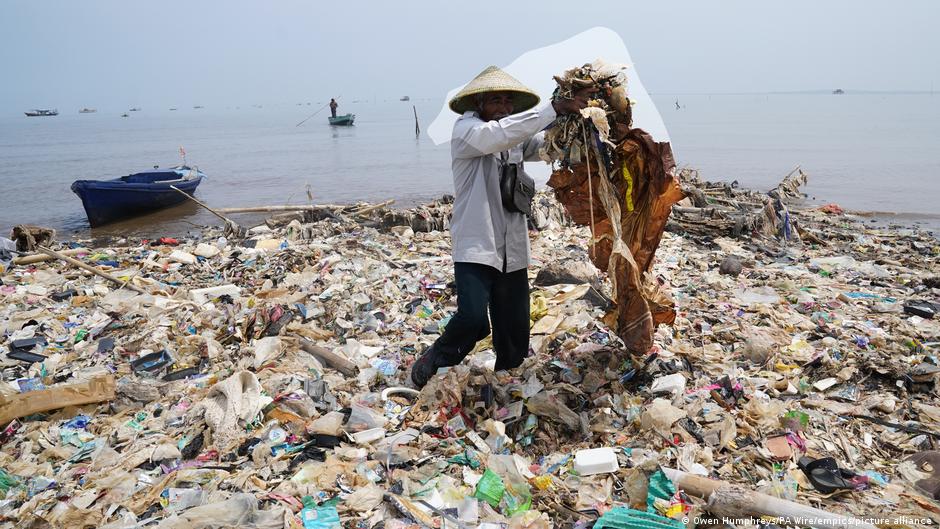Global plastic crisis deepens as nations struggle to respond – DW – 08 ...