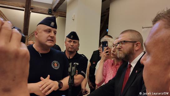 Polish radical right-wing MP disrupts lecture on Holocaust – DW – 06/01 ...