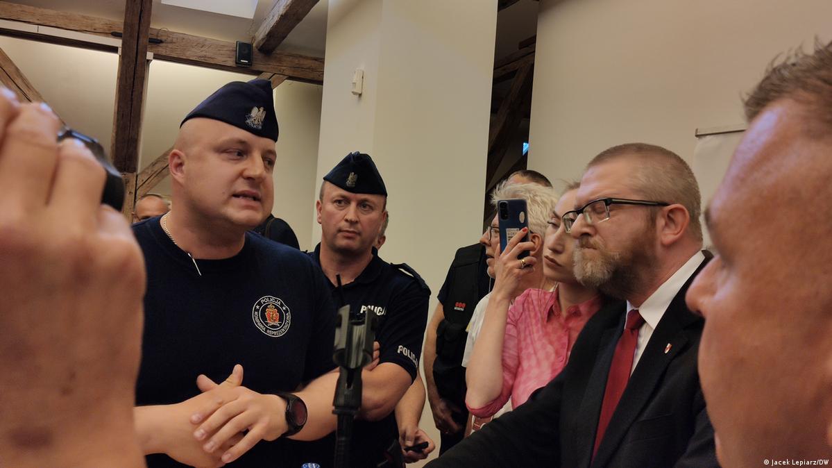 Polish radical right-wing MP disrupts lecture on Holocaust – DW – 06/01 ...