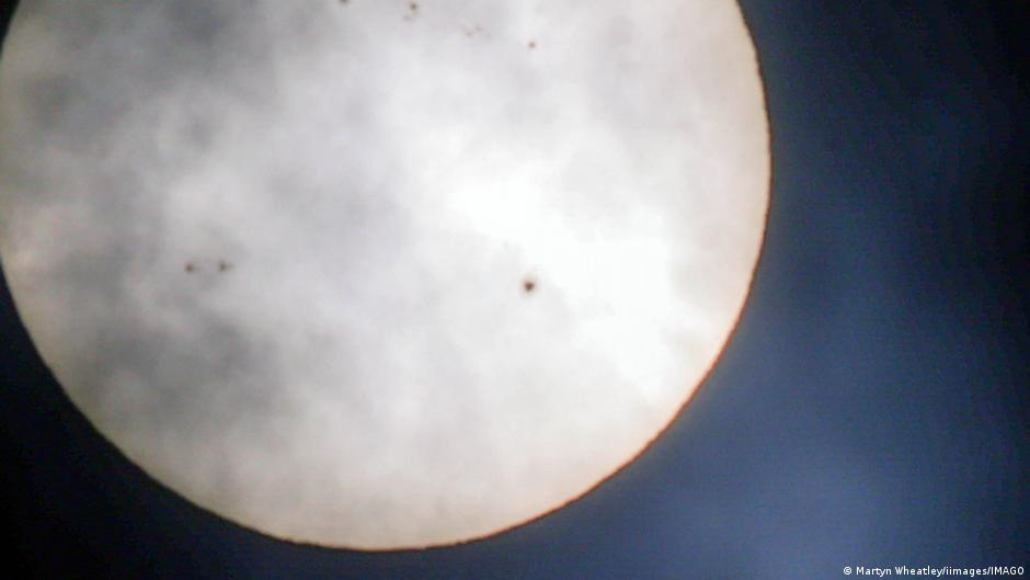 Mancha solar es tan grande que se puede ver sin telescopio – DW – 31/05 ...