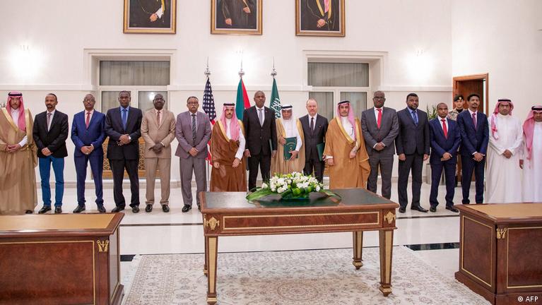 سوڈان میں قدرتی دولت پر قبضے کی جنگ، کون سا ملک کس کے ساتھ؟ – DW – 23.11.2025