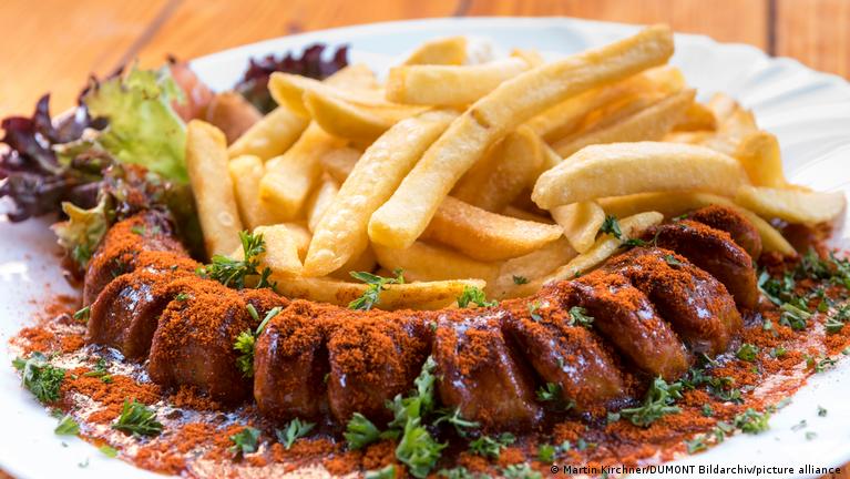 Currywurst, haggis and rolex: Fast food from around the world – DW – 09 ...